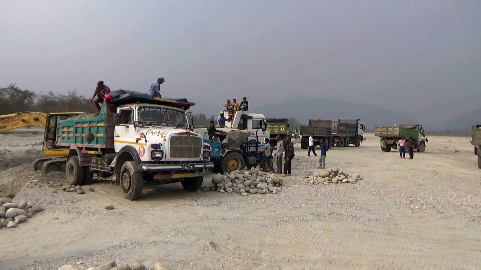 लापार्वाही खोला उत्खनन्ले ठूलो क्षति | Global PostInfo